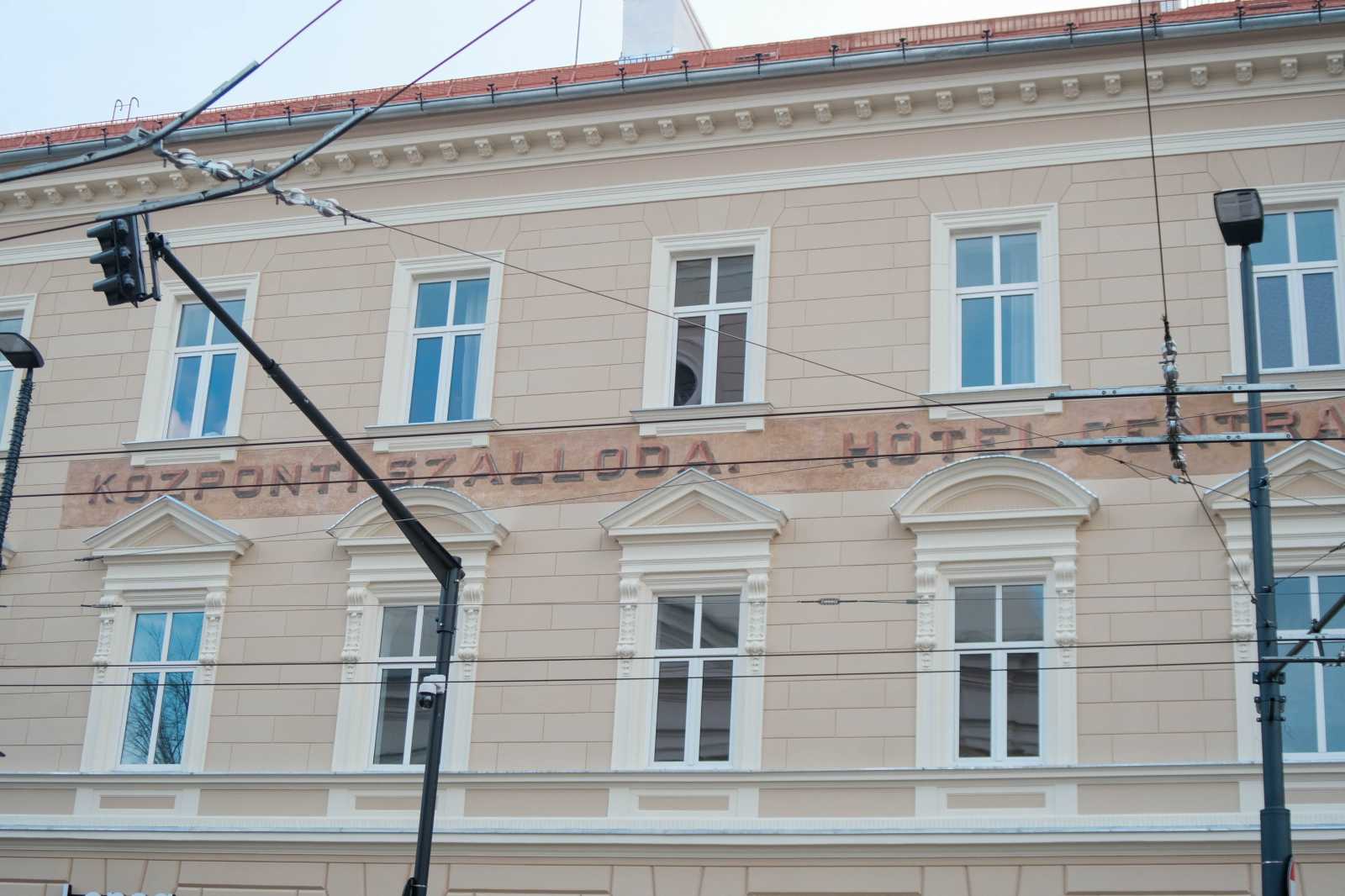 Visszakerült az eredeti magyar felirat a Központi Szálloda homlokzatára