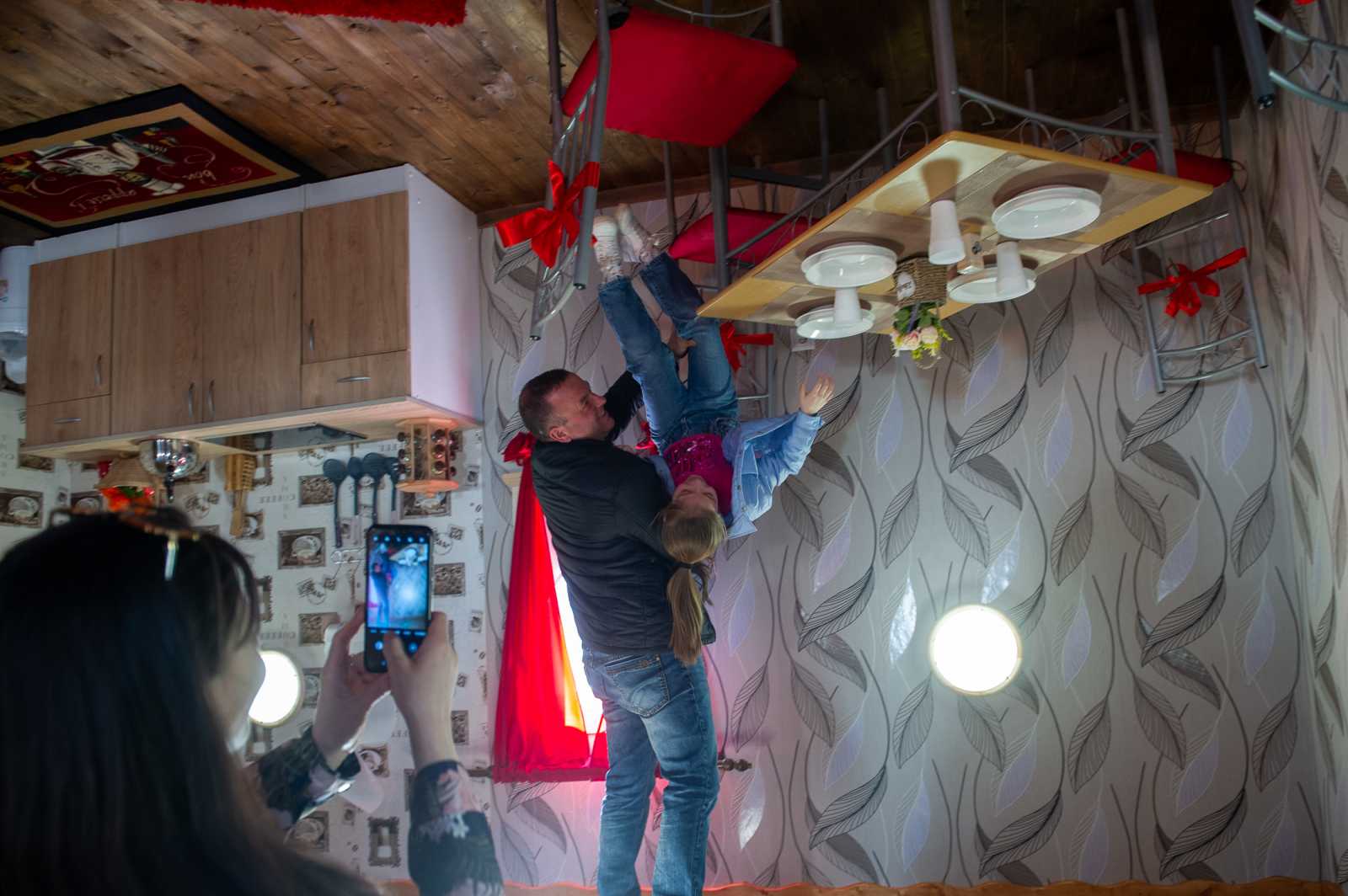 Disneyland székely módra: a parajdi fordított ház, ahol a feje tetejére ...